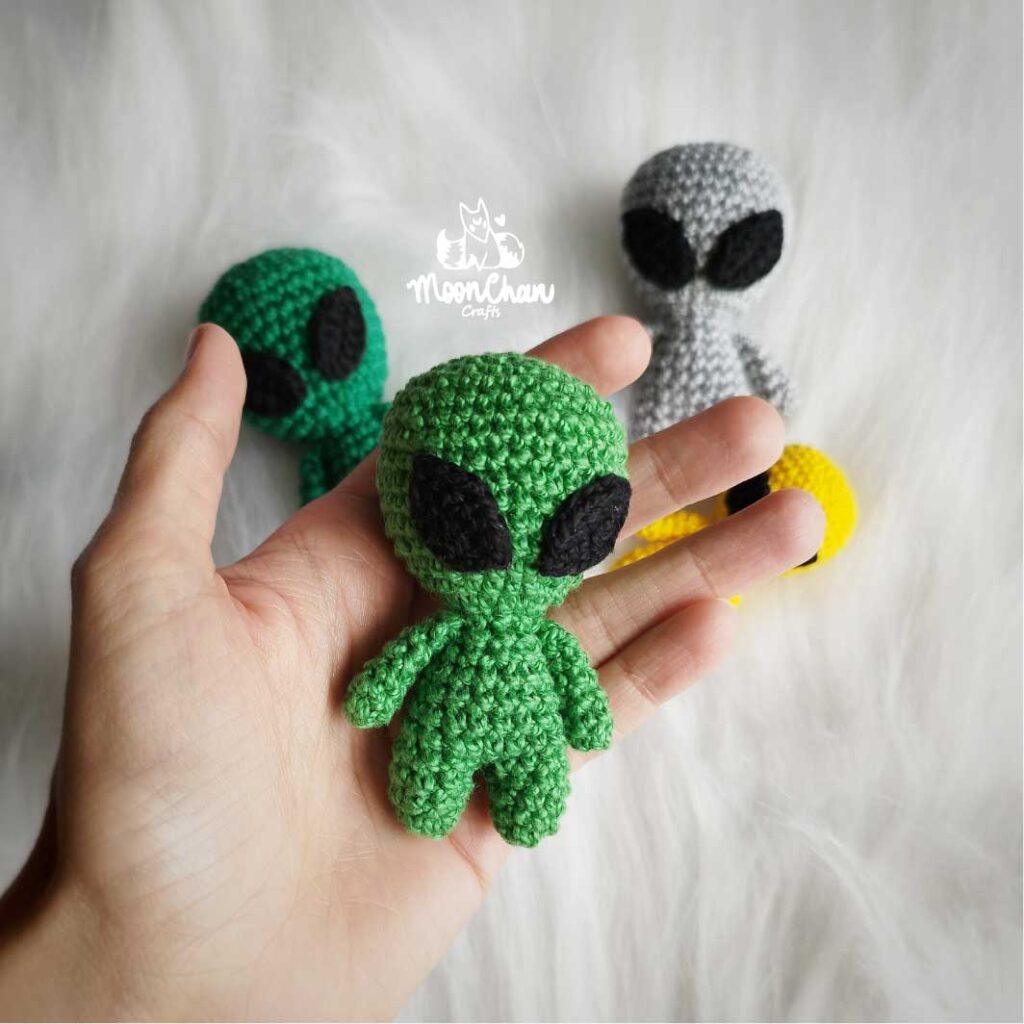 Mini Alien ET Extra Terrestre - Moonchan Crafts